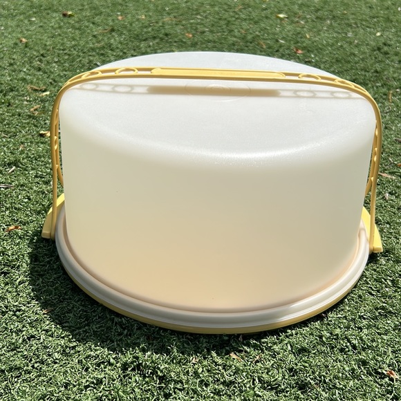 Tupperware | Kitchen | Vintage Tupperware Harvest Gold 2 Round Large ...